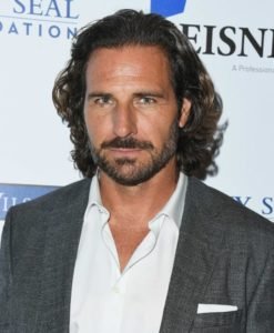 Ed Quinn is Married to Wife: Heather Courtney-Quinn. Kids. – wifebio.com