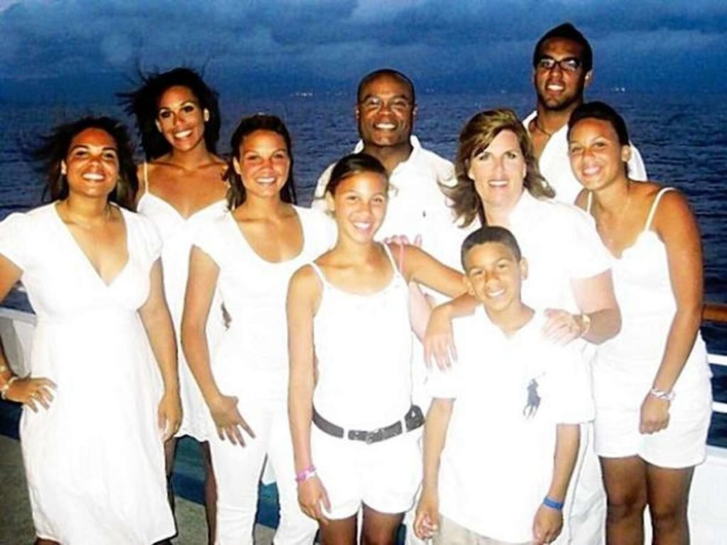 Mike Singletary is Married to Wife: Kim Singletary. Kids – wifebio.com