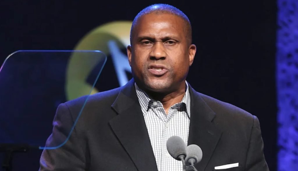 Is Tavis Smiley Married to Wife? Is he dating a girlfriend? – wifebio.com